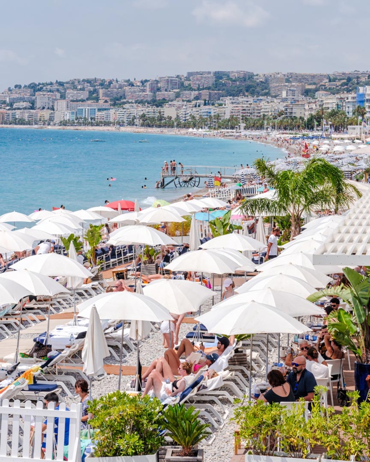 Private beach in Nice | Book your deckchairs at Galet plage